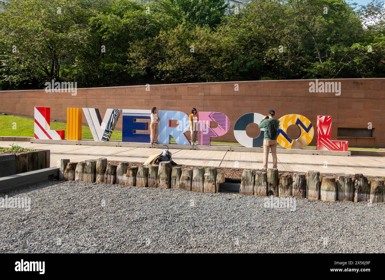 Asian tourists doing snapshot at Liverpool sign near Albert Dock Stock ...