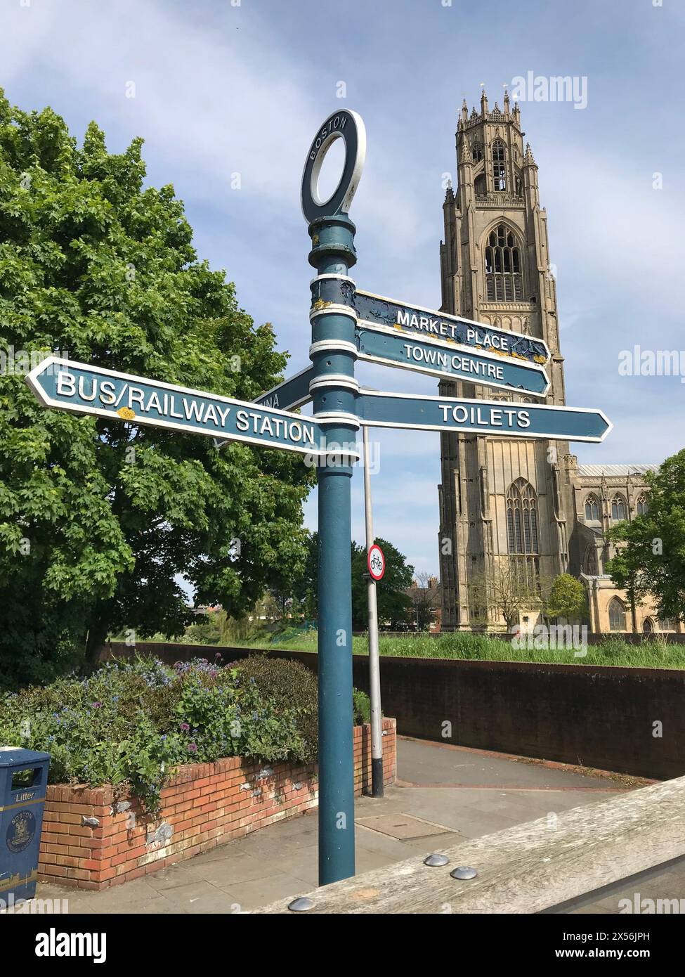 Signpost to the town centre and bus station with the stump in the ...