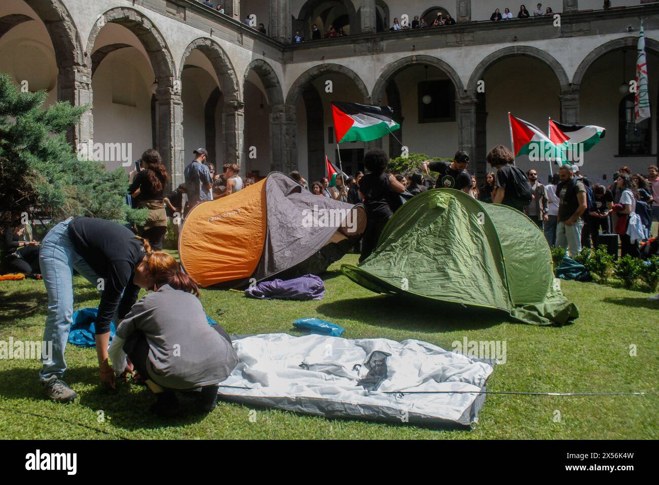 Napoles, Italy. 07th May, 2024. Students seen setting up their tents at ...