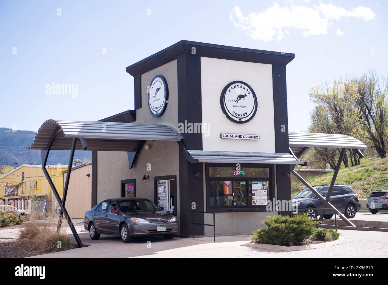 Small coffee kiosks with drive thru hi-res stock photography and images ...
