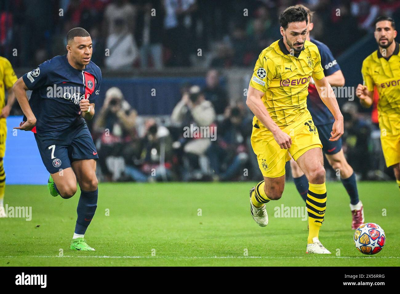 Paris, France, France. 7th May, 2024. Kylian MBAPPE of PSG and Mats HUMMELS of Borussia Dortmund ...