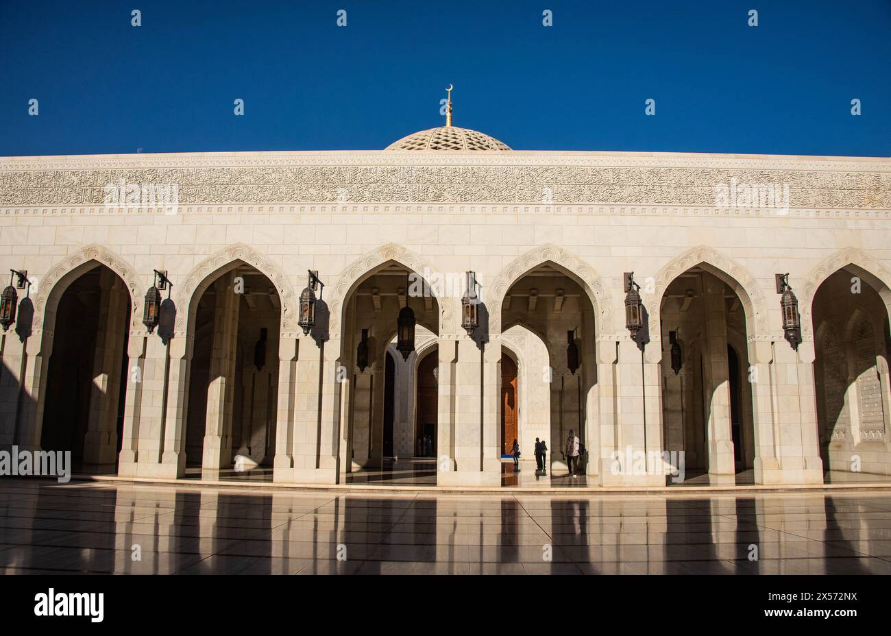 The beautiful architecture of Sultan Qaboos Grand Mosque, Muscat, Oman ...