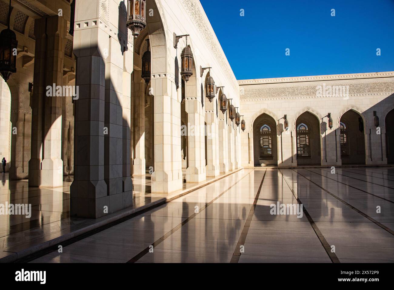The beautiful architecture of Sultan Qaboos Grand Mosque, Muscat, Oman ...