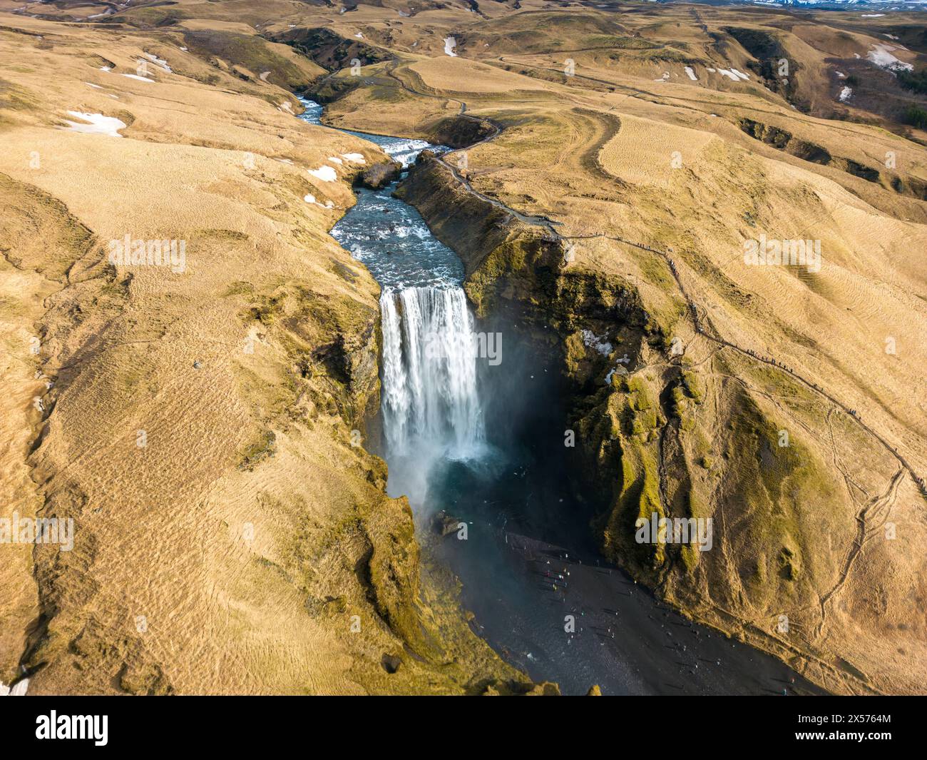 Stream water falling off rock hi-res stock photography and images - Alamy