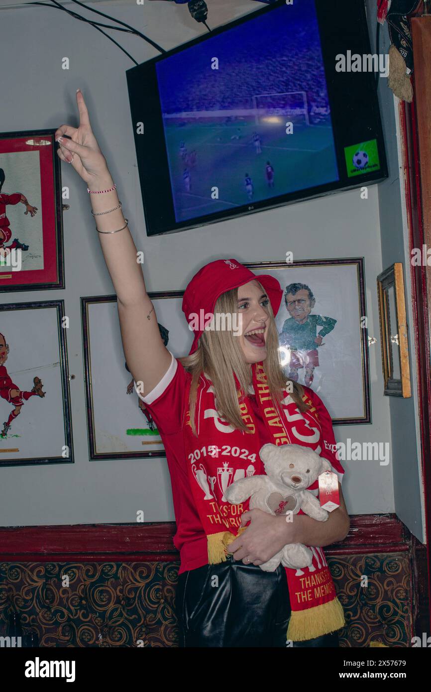 Female soccer fans hi-res stock photography and images - Alamy