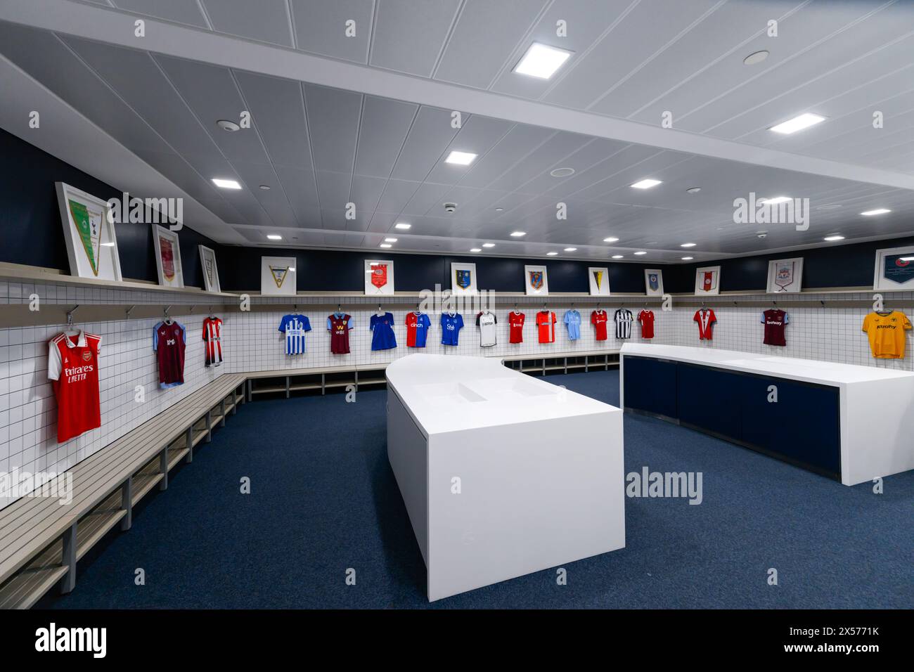 Tottenham stadium changing room hi-res stock photography and images - Alamy