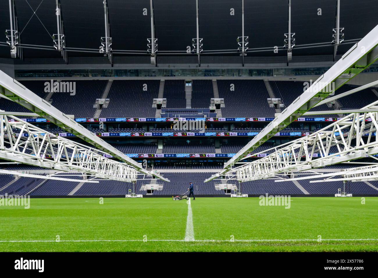 Tottenham hotspur pitch level photo hi-res stock photography and images ...