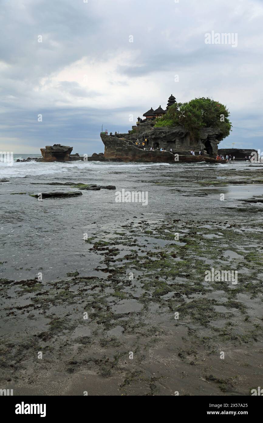 Tanah Lot vertical, Bali, Indonesia Stock Photo - Alamy