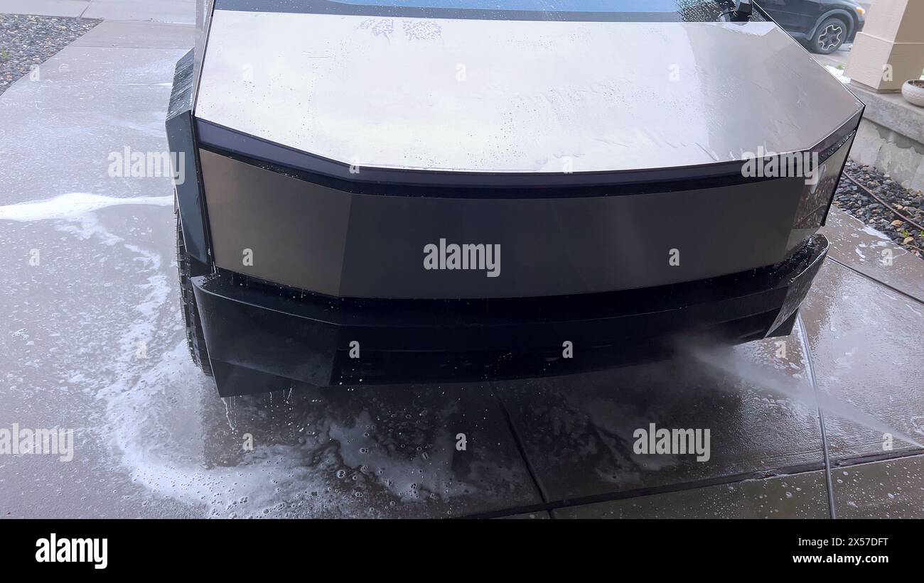 Cybertruck cleaning hi-res stock photography and images - Alamy