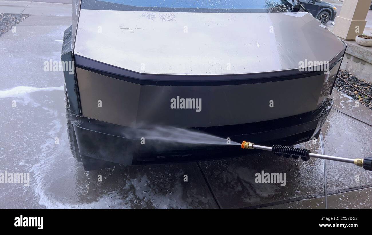 Cybertruck cleaning hi-res stock photography and images - Alamy