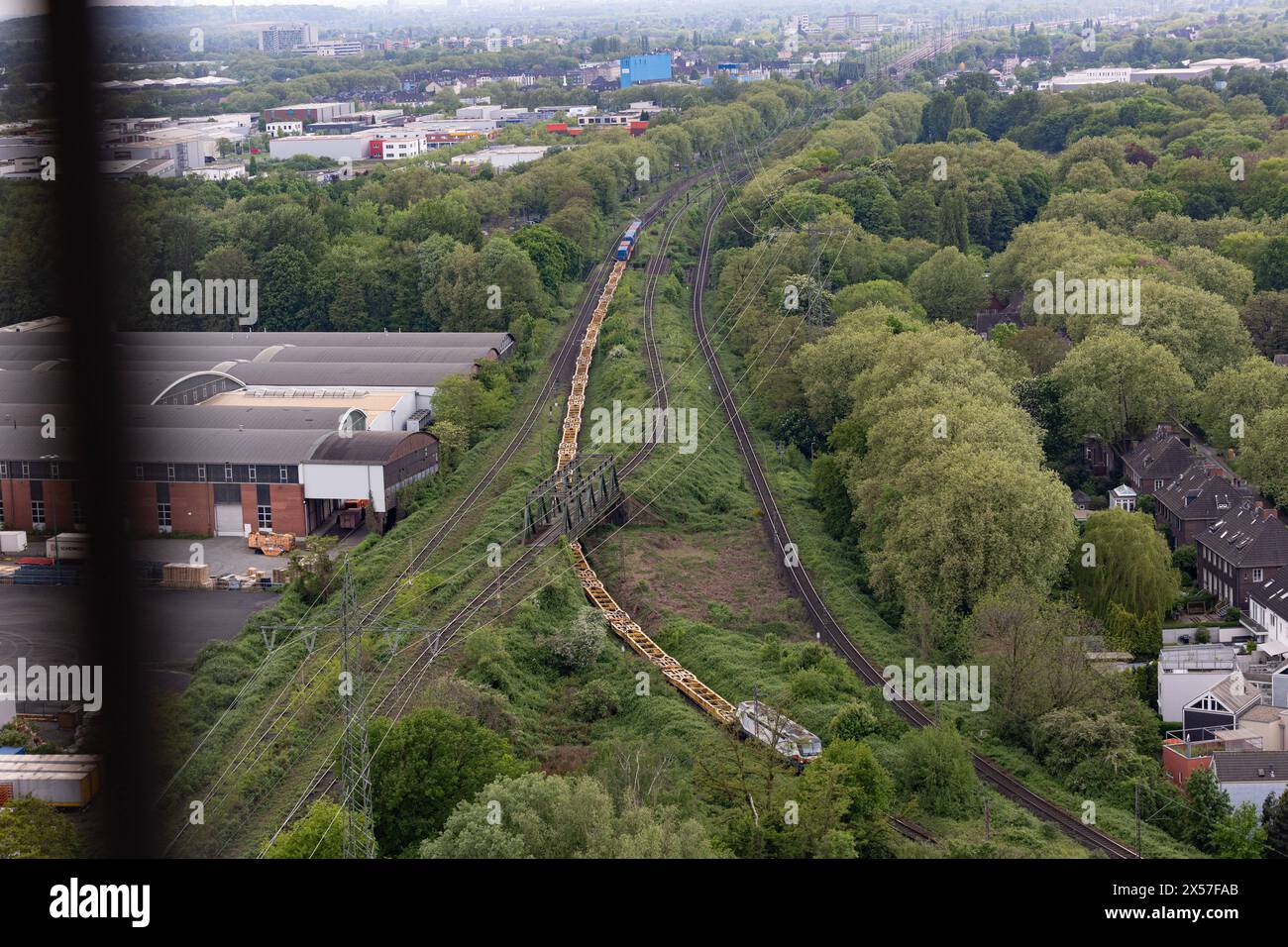 Blick vom Gasometer Oberhausen auf einen Güterzug aus Richtung Duisburg ...