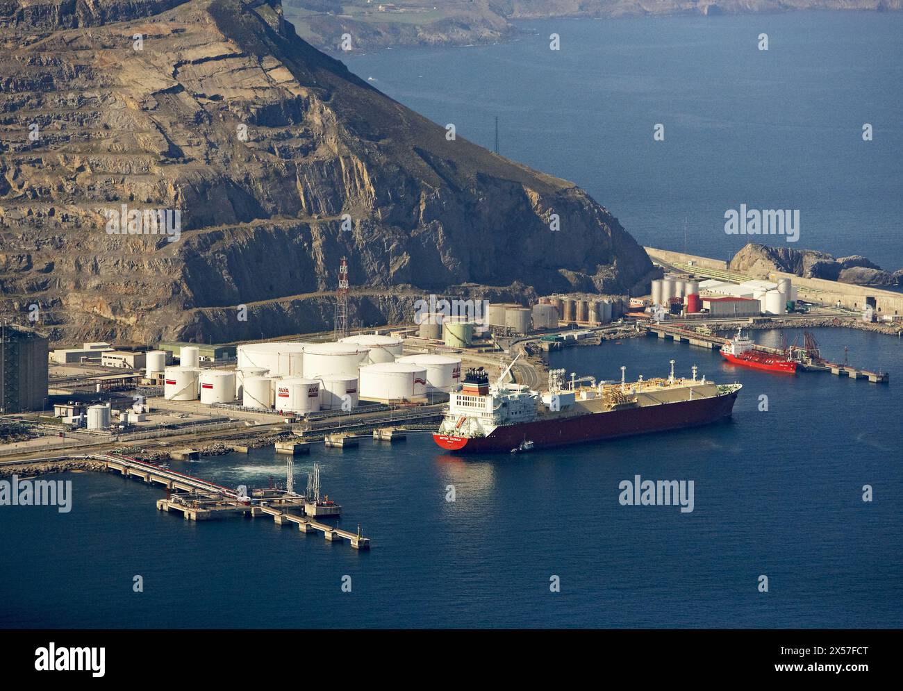 Lng regasification terminal hi-res stock photography and images - Alamy