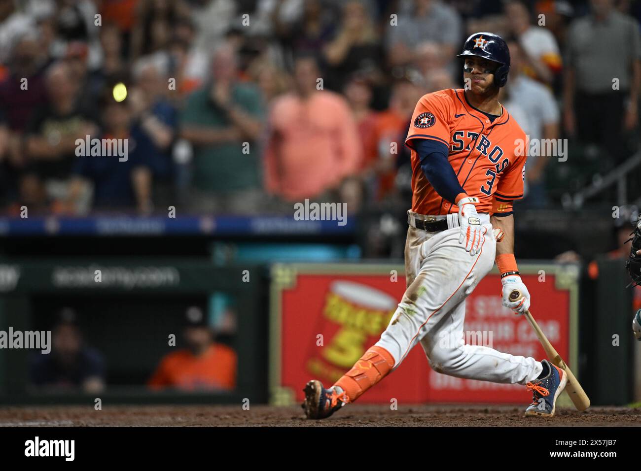 Houston Astros shortstop Jeremy Pe–a (3) strikes out to end the seventh ...