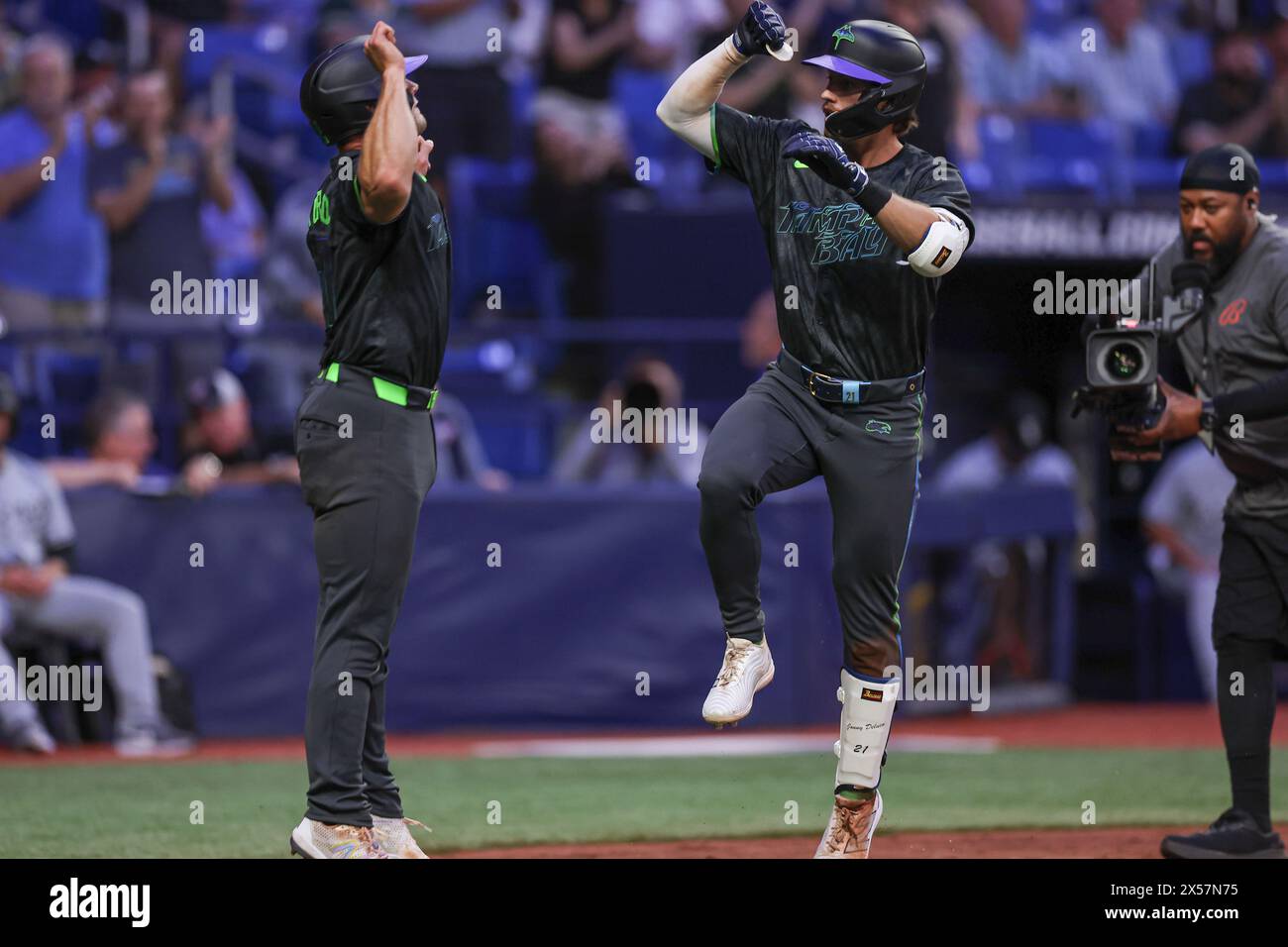 St. Petersburg, FL: Tampa Bay Rays outfielder Jonny DeLuca (21) hits a ...