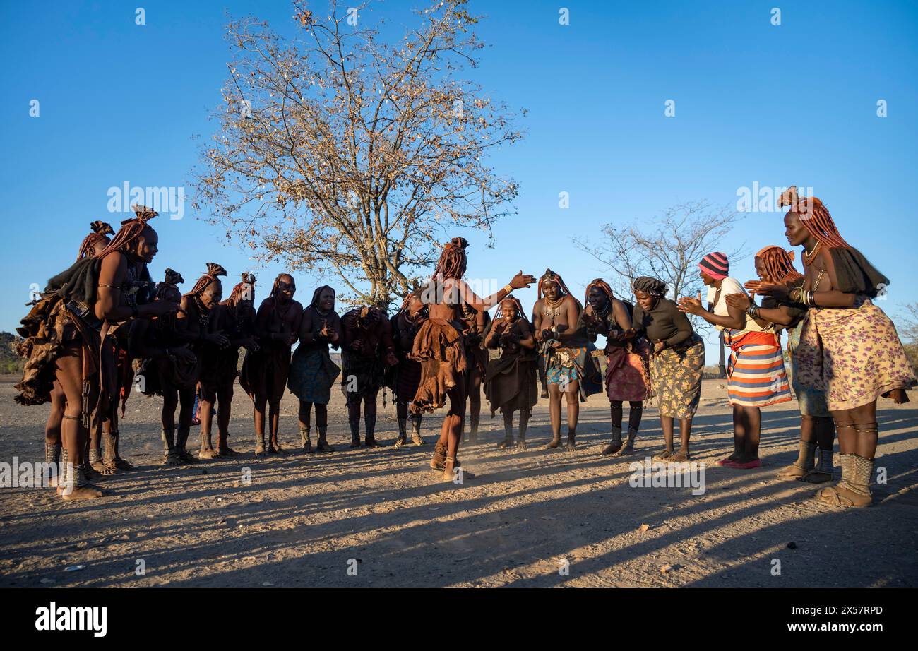 Circle dance people hi-res stock photography and images - Alamy
