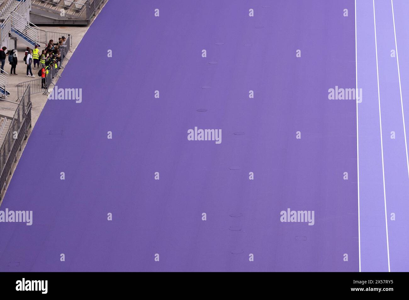 Paris, France. 7th May, 2024. Visitors watch the purple track of the ...