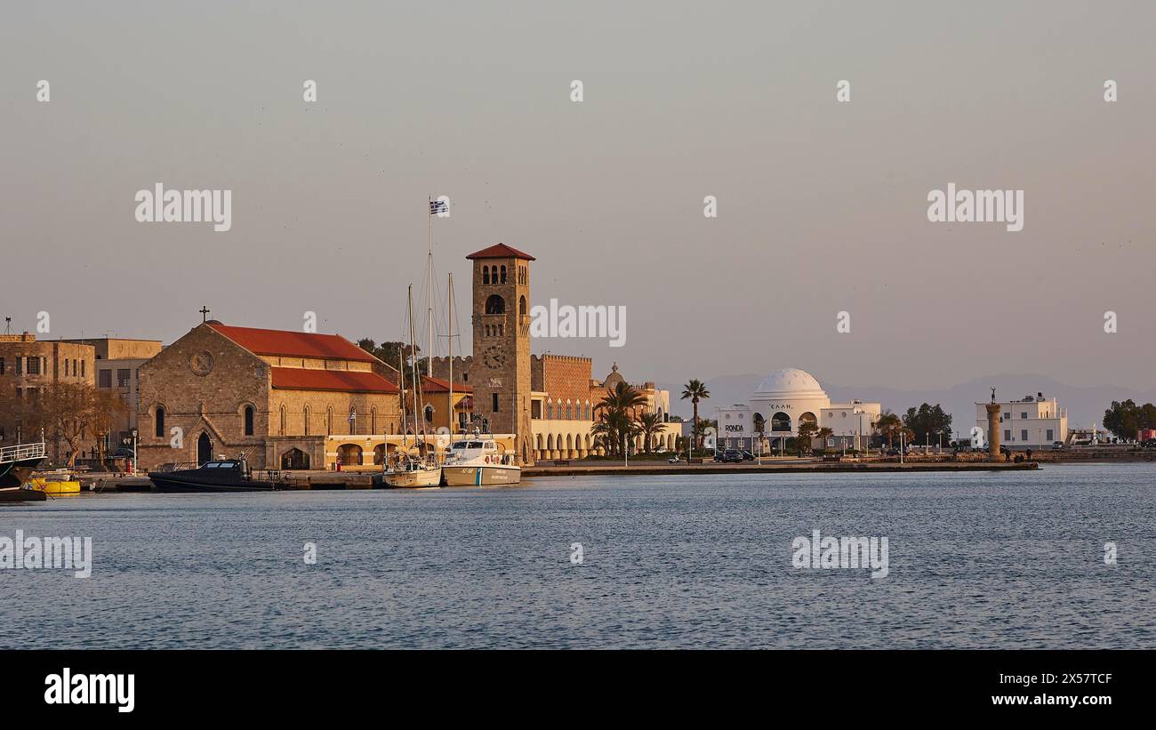 The silhouetted outlines of historic buildings and boats in the harbour ...