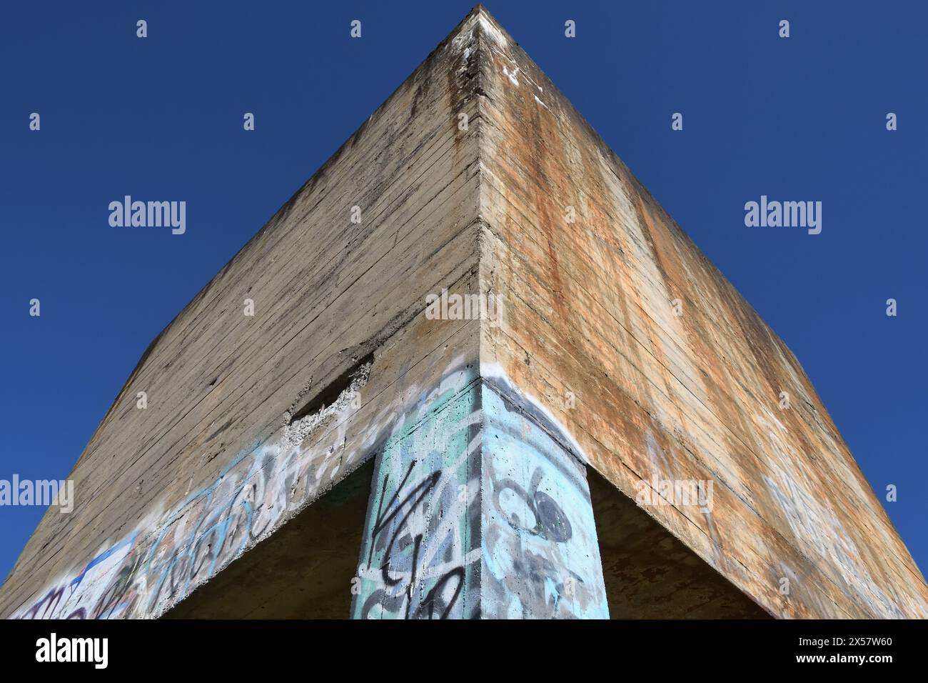 Cement concrete cube hi-res stock photography and images - Alamy