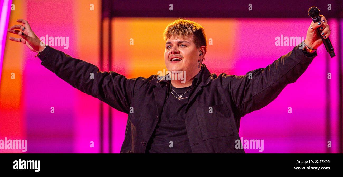 07 May 2024, Sweden, Malmö: Isaak from Germany waves to the audience ...