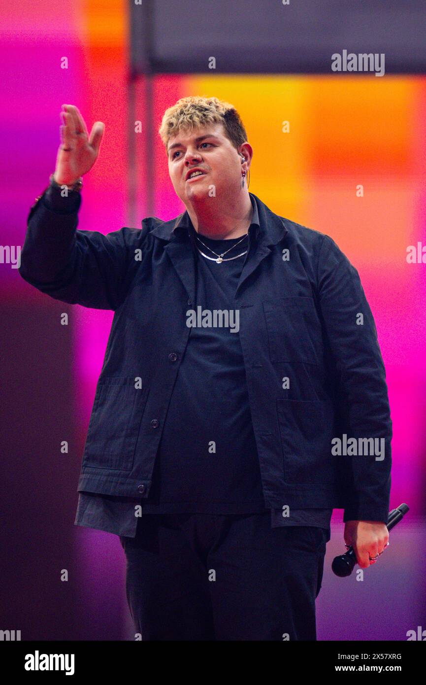 07 May 2024, Sweden, Malmö: Isaak from Germany waves to the audience ...