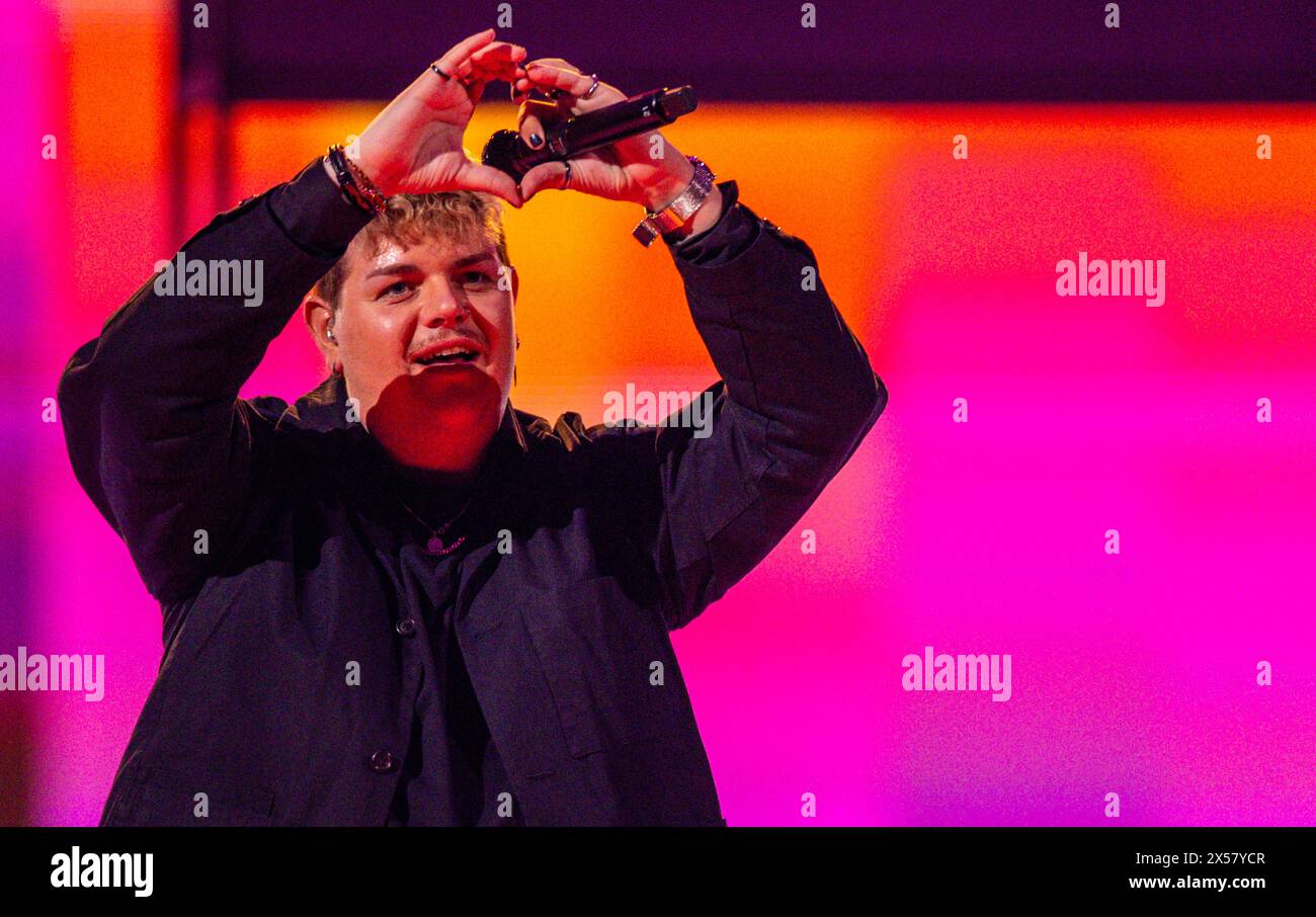 07 May 2024, Sweden, Malmö: Isaak from Germany waves to the audience ...