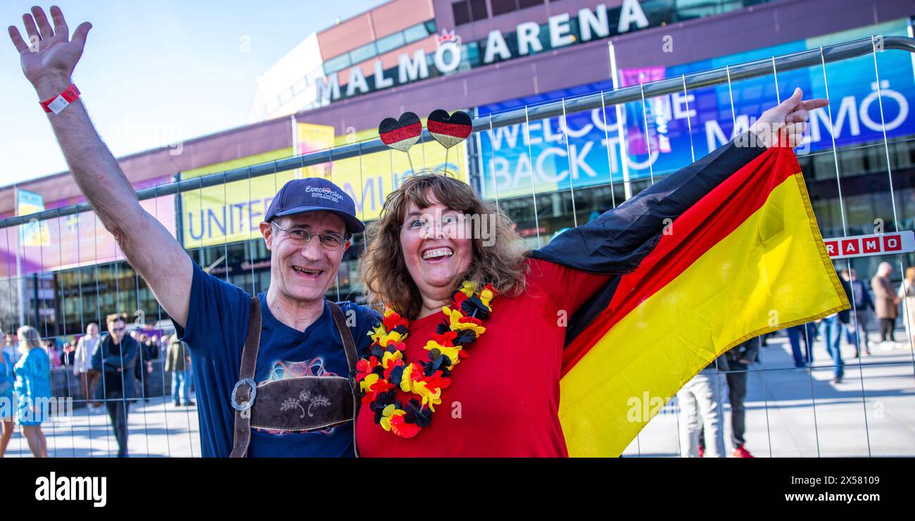 07 May 2024, Sweden, Malmö: German ESC fans Perdita Wingerter (r) and ...