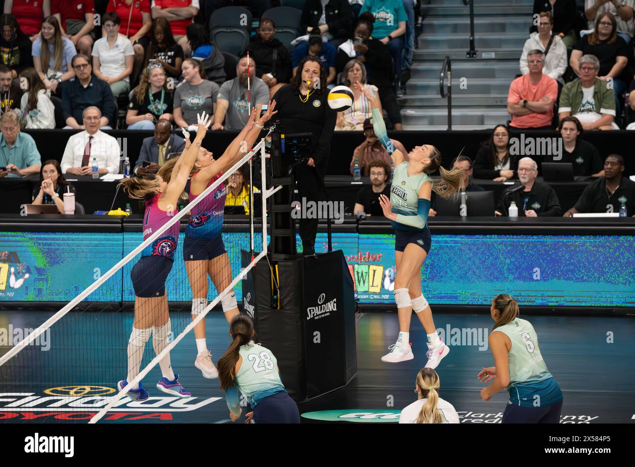 Spiking the ball hi-res stock photography and images - Alamy