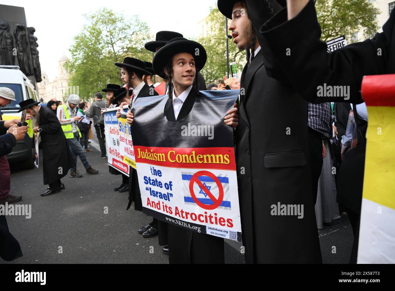 London, England, UK. 7th May, 2024. Jewish protesters showing ...