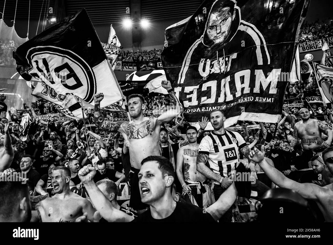 Champions league final fans paris Black and White Stock Photos & Images ...