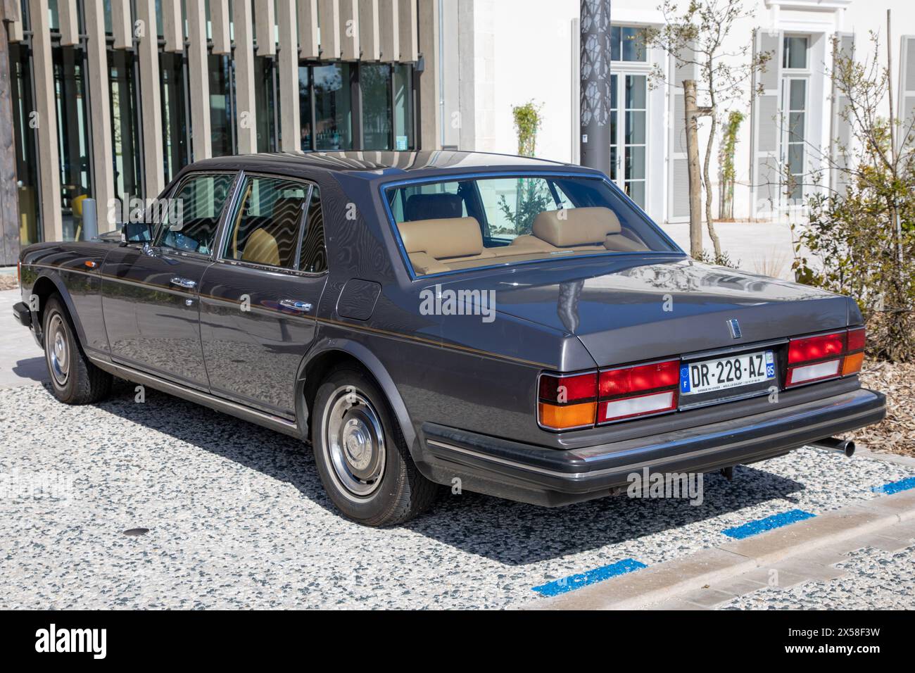 Bordeaux , France - 04 29 2024 : Rolls Royce Silver Spirit spur classic ...