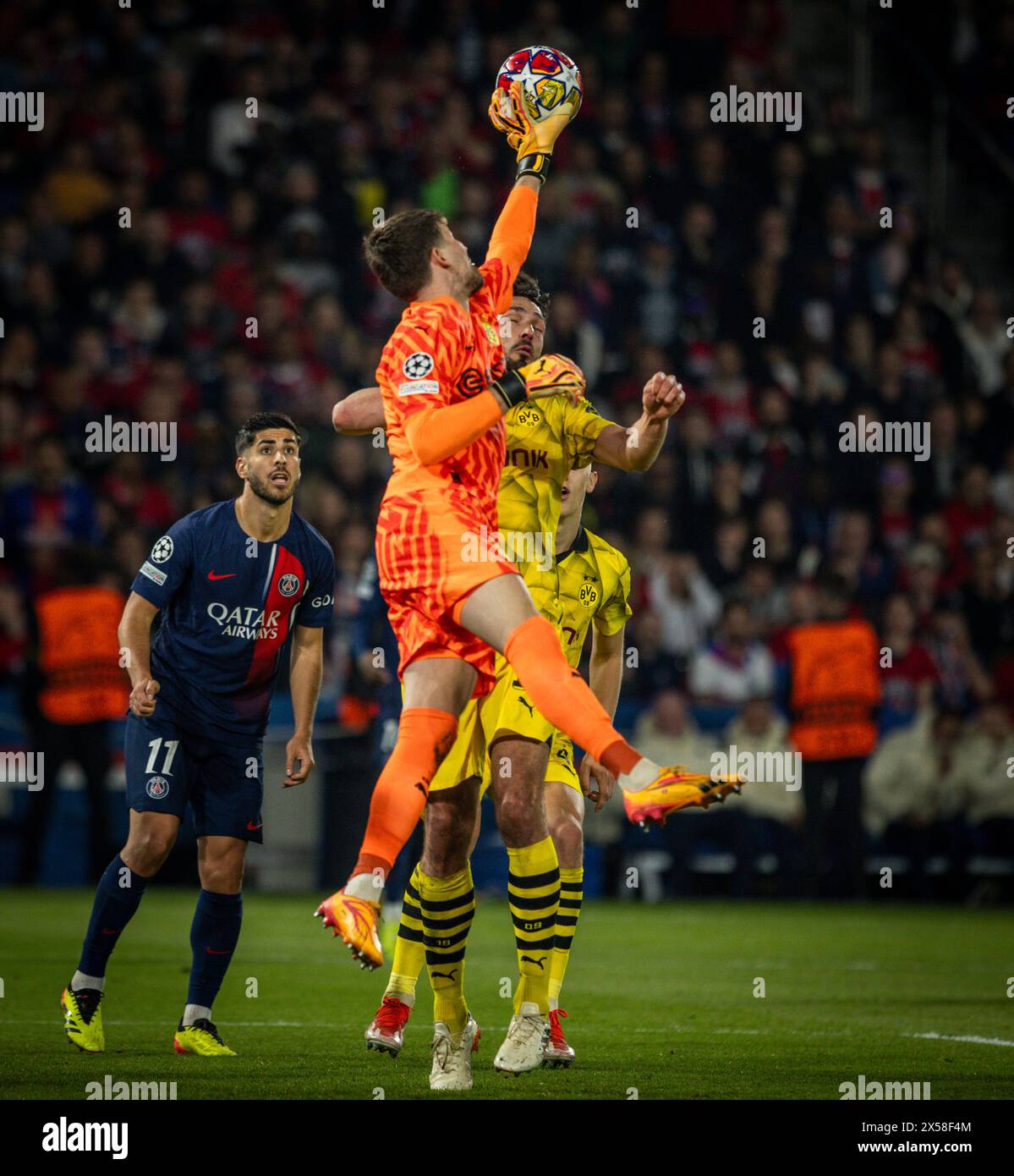 Paris, France. 7th Mai 2024. Torwart Gregor Kobel (BVB) Mats Hummels (BVB) Paris Saint-Germain ...