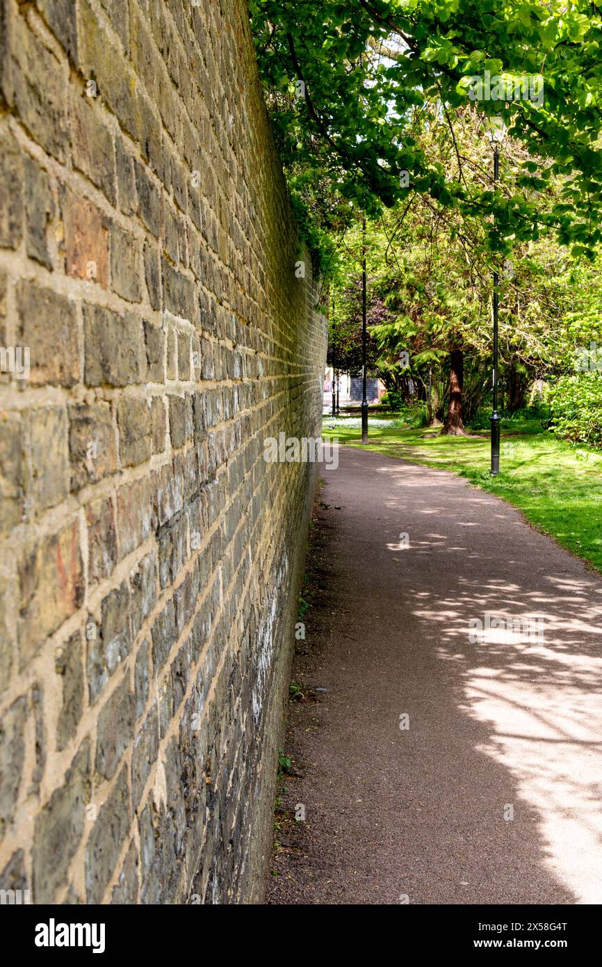 Brick paths hi-res stock photography and images - Alamy