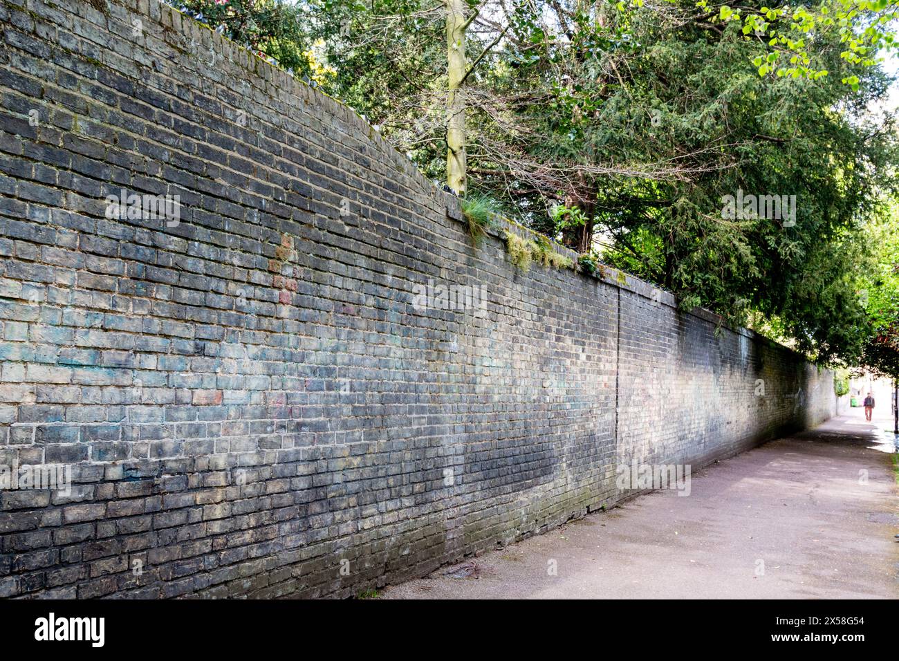 Overhanging wall hi-res stock photography and images - Alamy