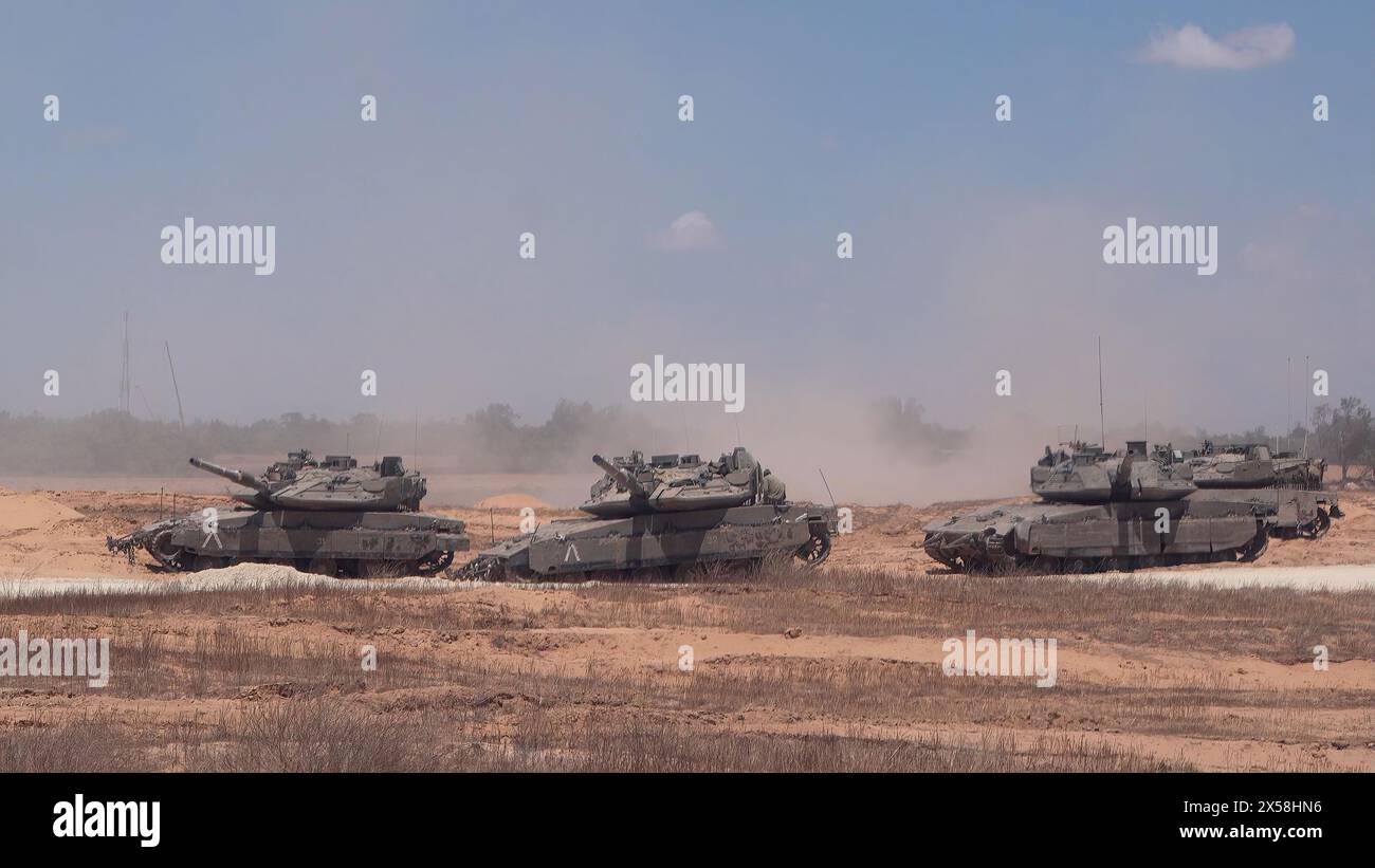 Israeli tanks take position near the border with southern Gaza strip ...