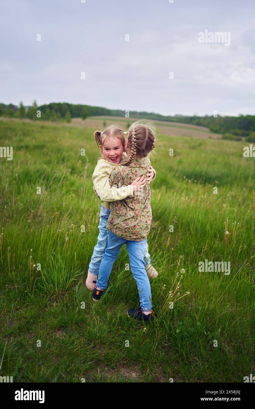 Sisters kiss hi-res stock photography and images - Alamy