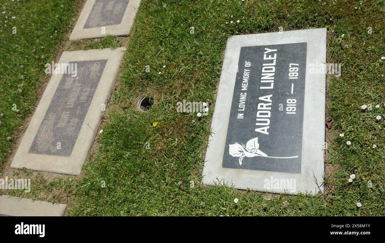 Santa Monica, California, USA 6th May 2024 Actor Bert Lindley Grave and ...