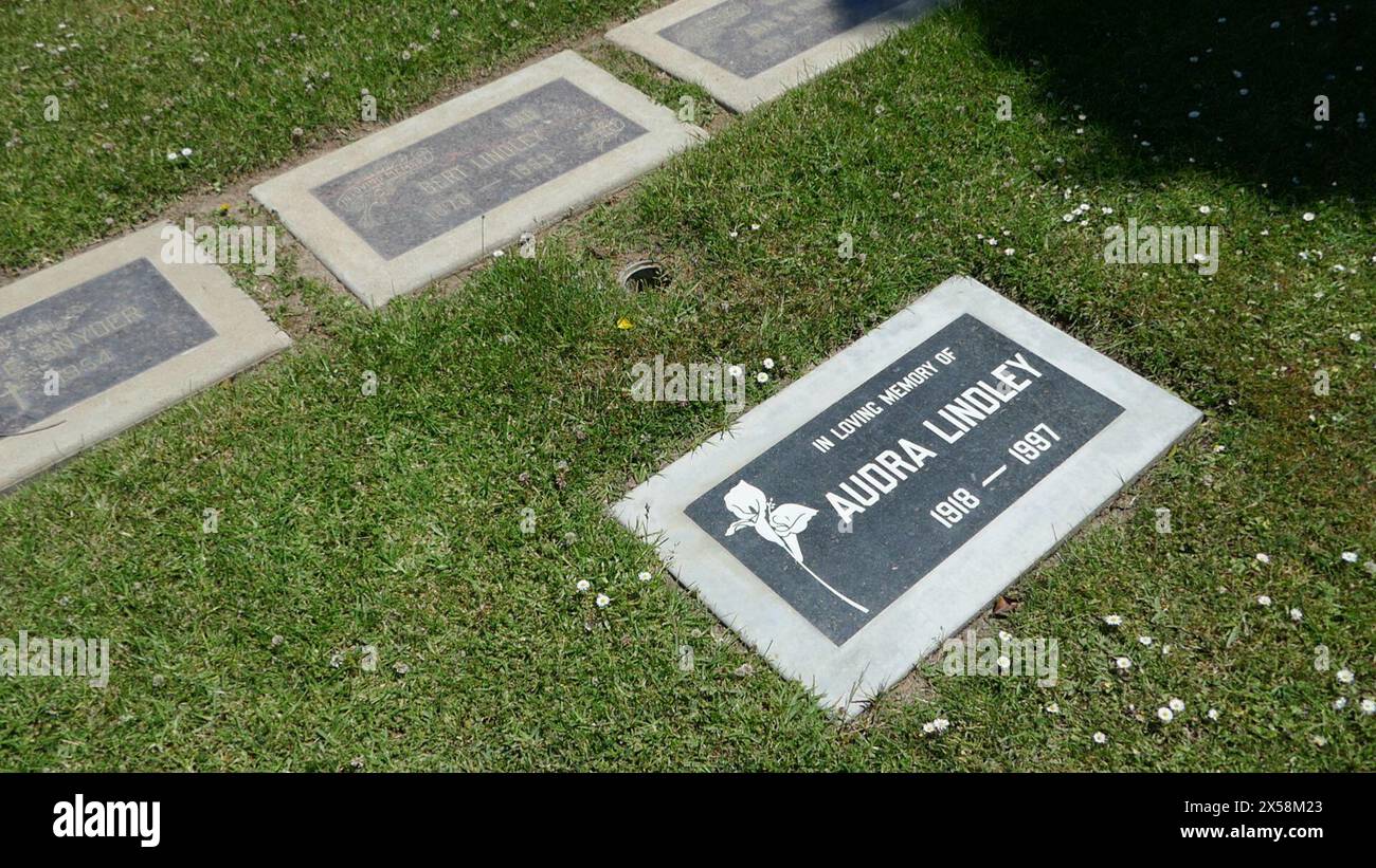 Santa Monica, California, USA 6th May 2024 Actor Bert Lindley Grave and ...