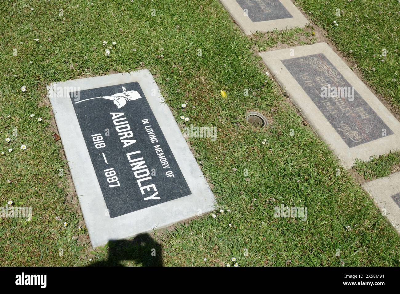 Santa Monica, California, USA 6th May 2024 Actor Bert Lindley Grave and ...