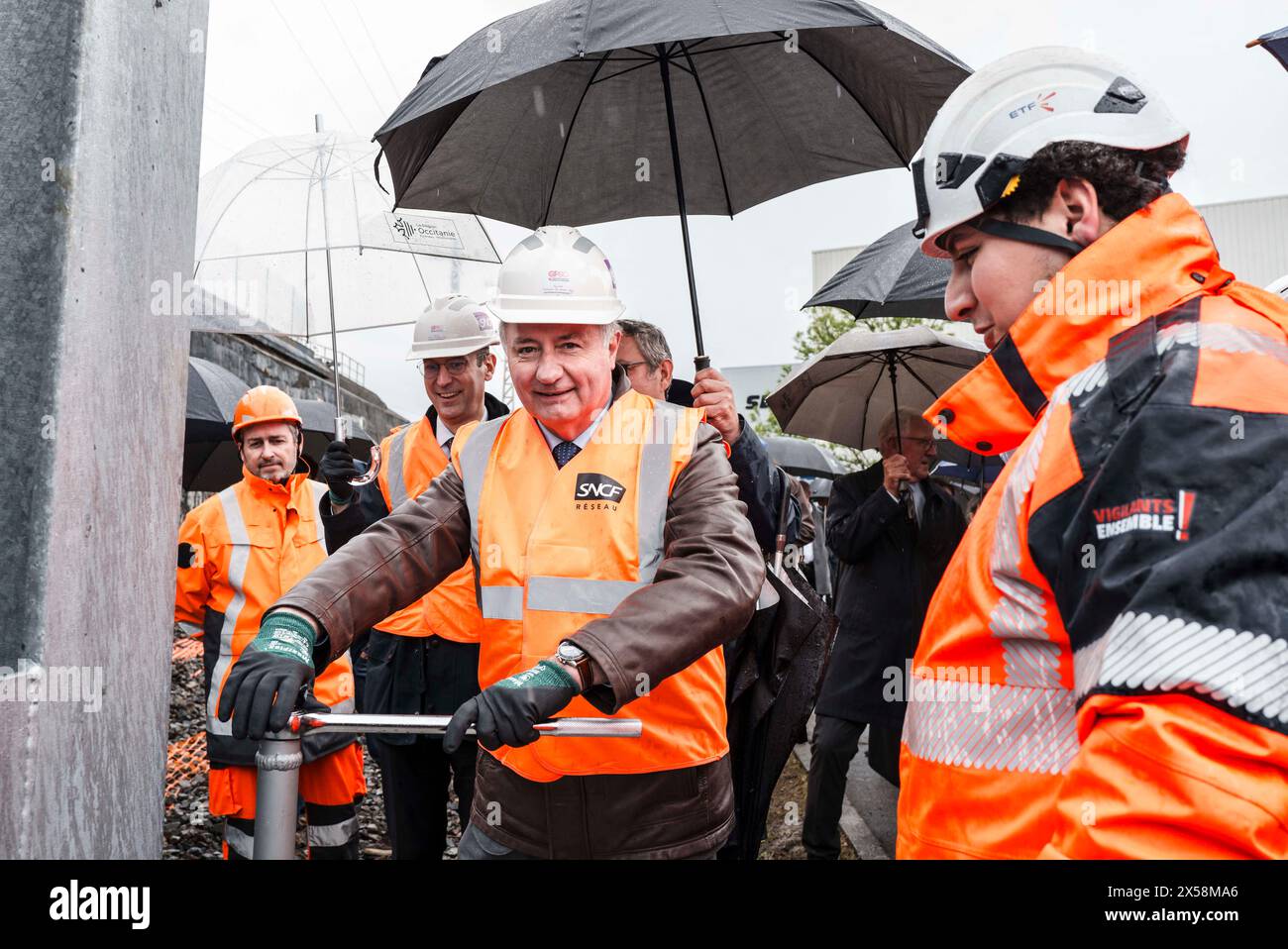 Jean-Luc Moudenc s first turn at tightening the bolts, wearing his SNCF ...