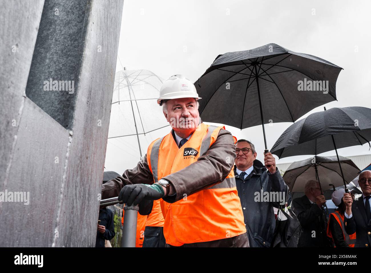 Jean-Luc Moudenc s first turn at tightening the bolts, wearing his SNCF ...