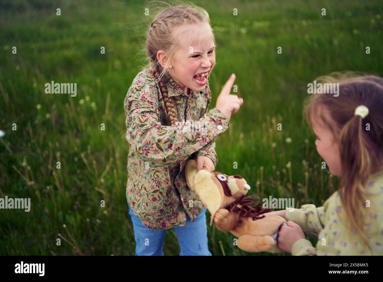 Sisters fight hi-res stock photography and images - Alamy