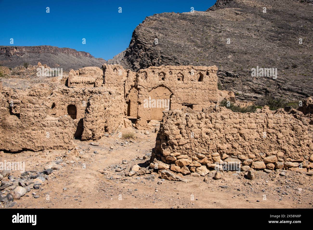 The castle ruins of Tanuf, Wadi Tanuf, Al Dakhiliyah, Oman Stock Photo ...