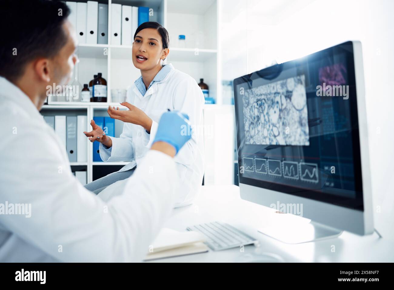 Scientists computer screen data hi-res stock photography and images - Alamy