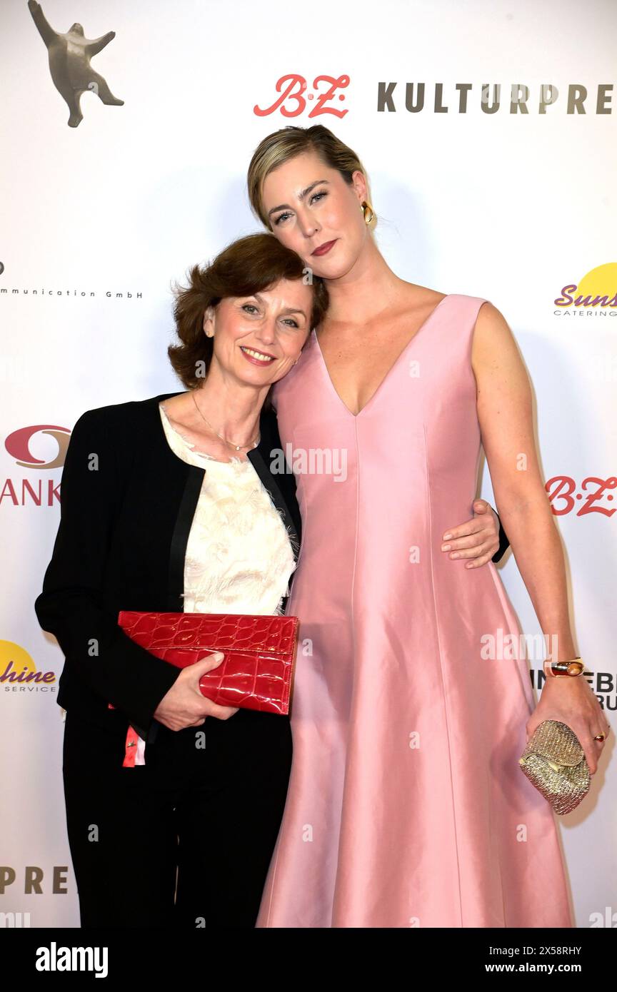 Marijam Agischewa mit Tochter Olivia Häntsch bei der Verleihung des 30 ...