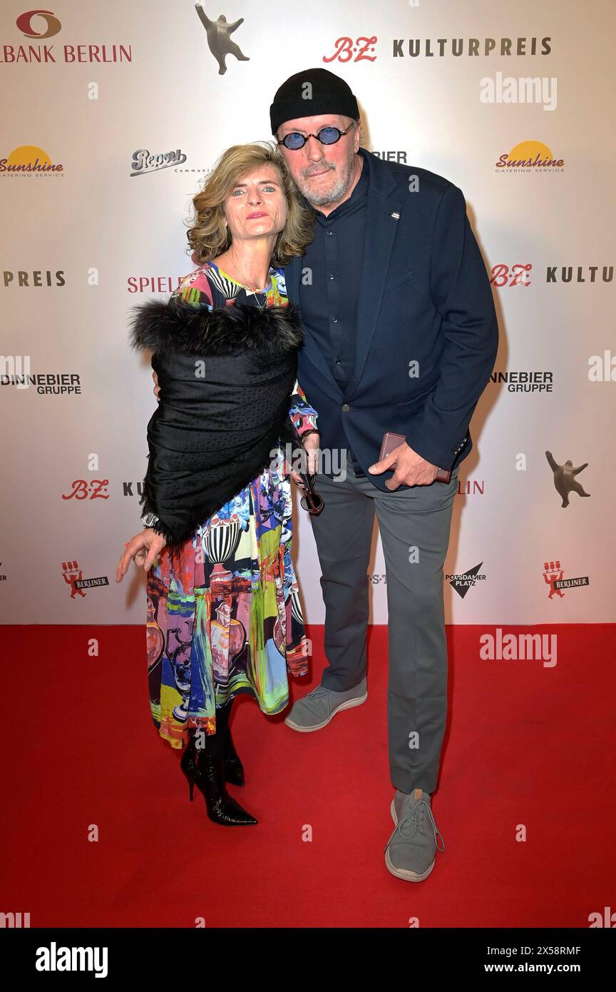 Hans Werner Olm mit Partnerin Cornelia Utz bei der Verleihung des 30. B ...
