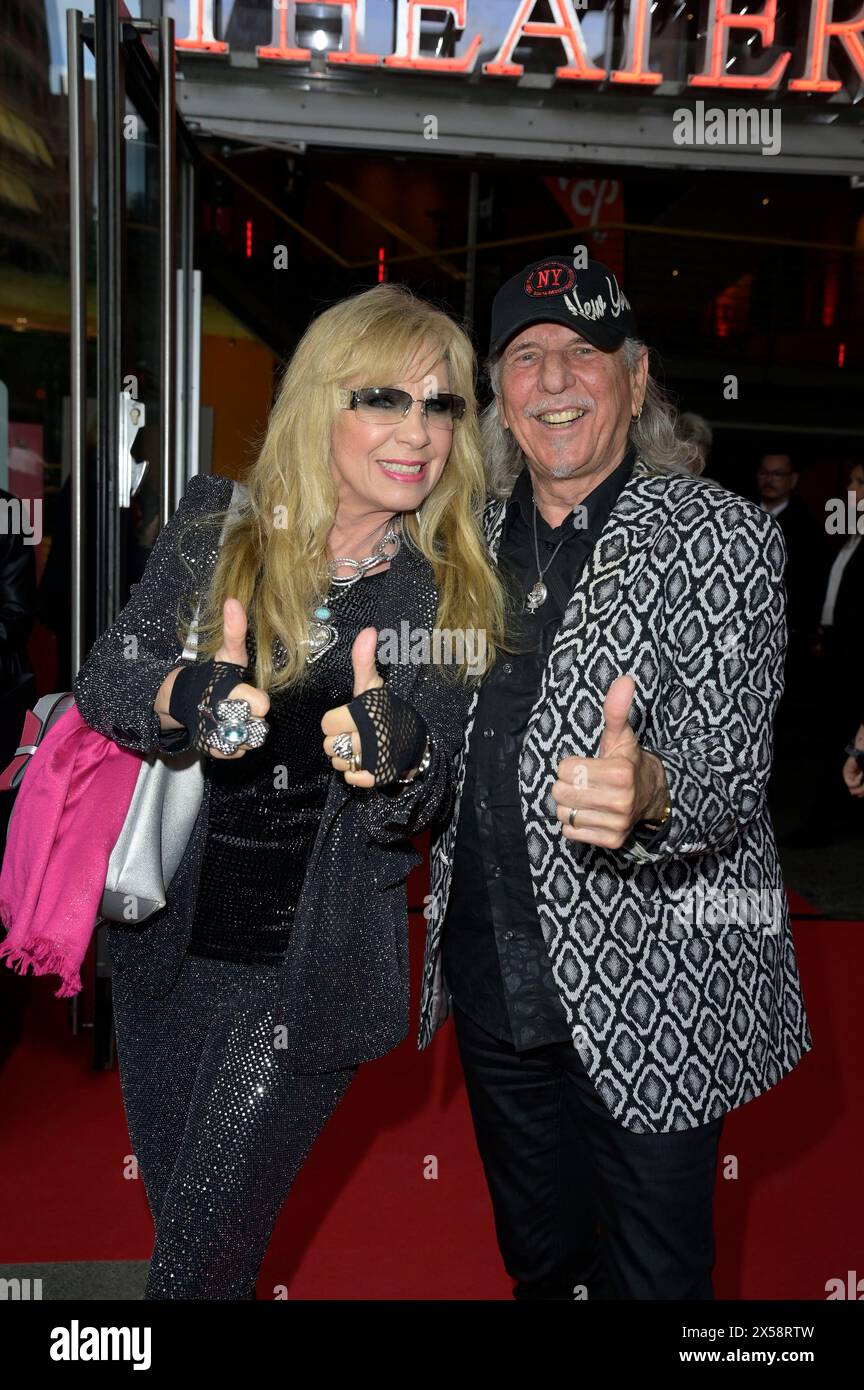 Petra Zieger mit Partner Peter Taudte bei der Verleihung des 30. B.Z ...