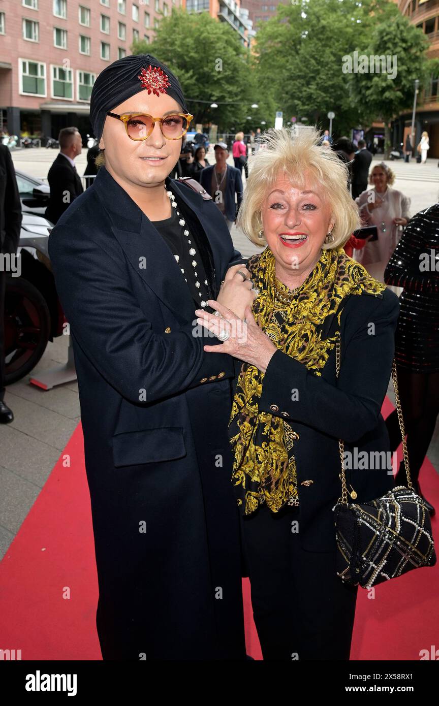 Julian F. M. Stoeckel und Stefanie Simon bei der Verleihung des 30. B.Z ...