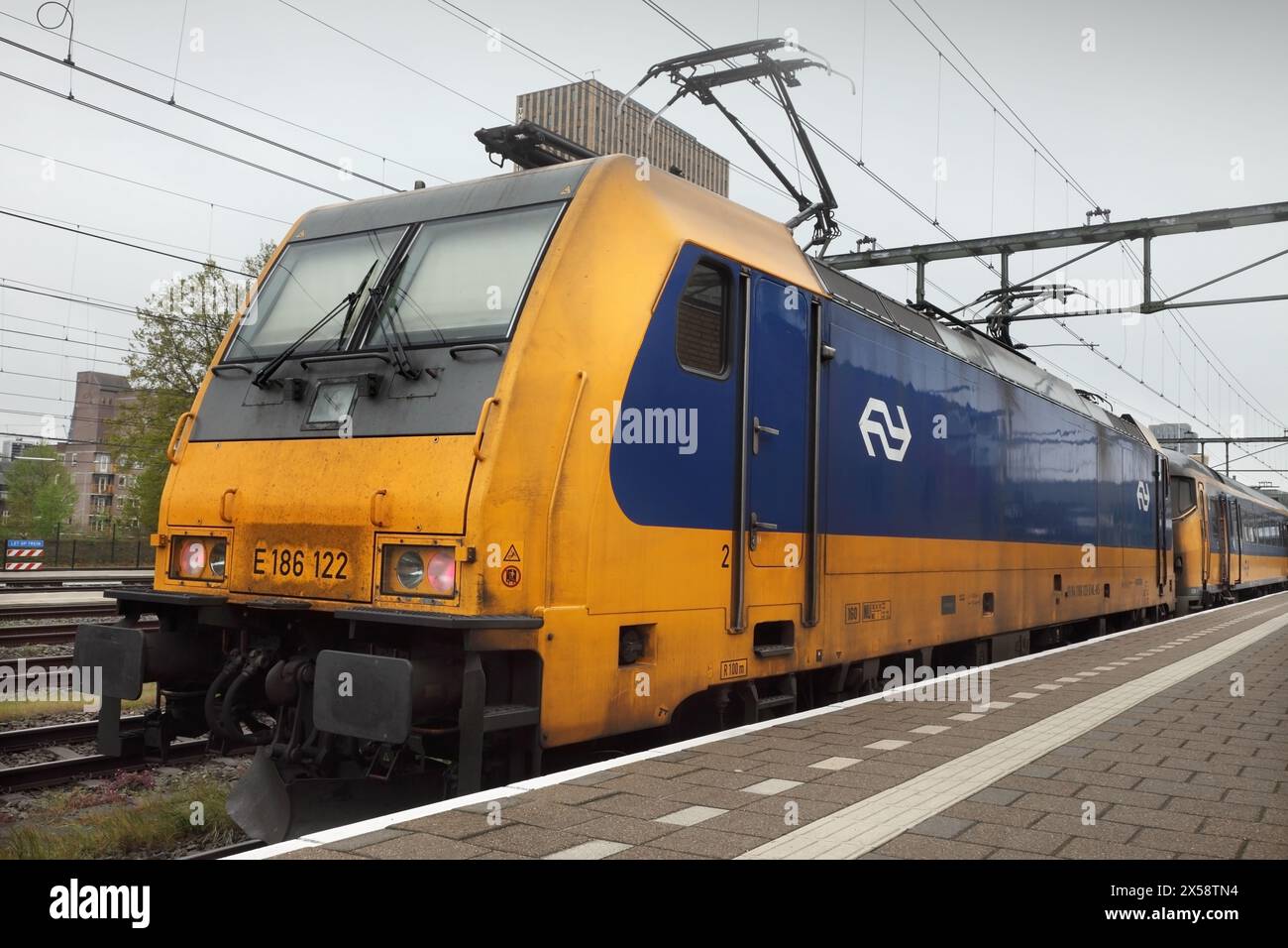 Bombardier-built Class 186 TRAXX electric locomotive no. 122 at ...