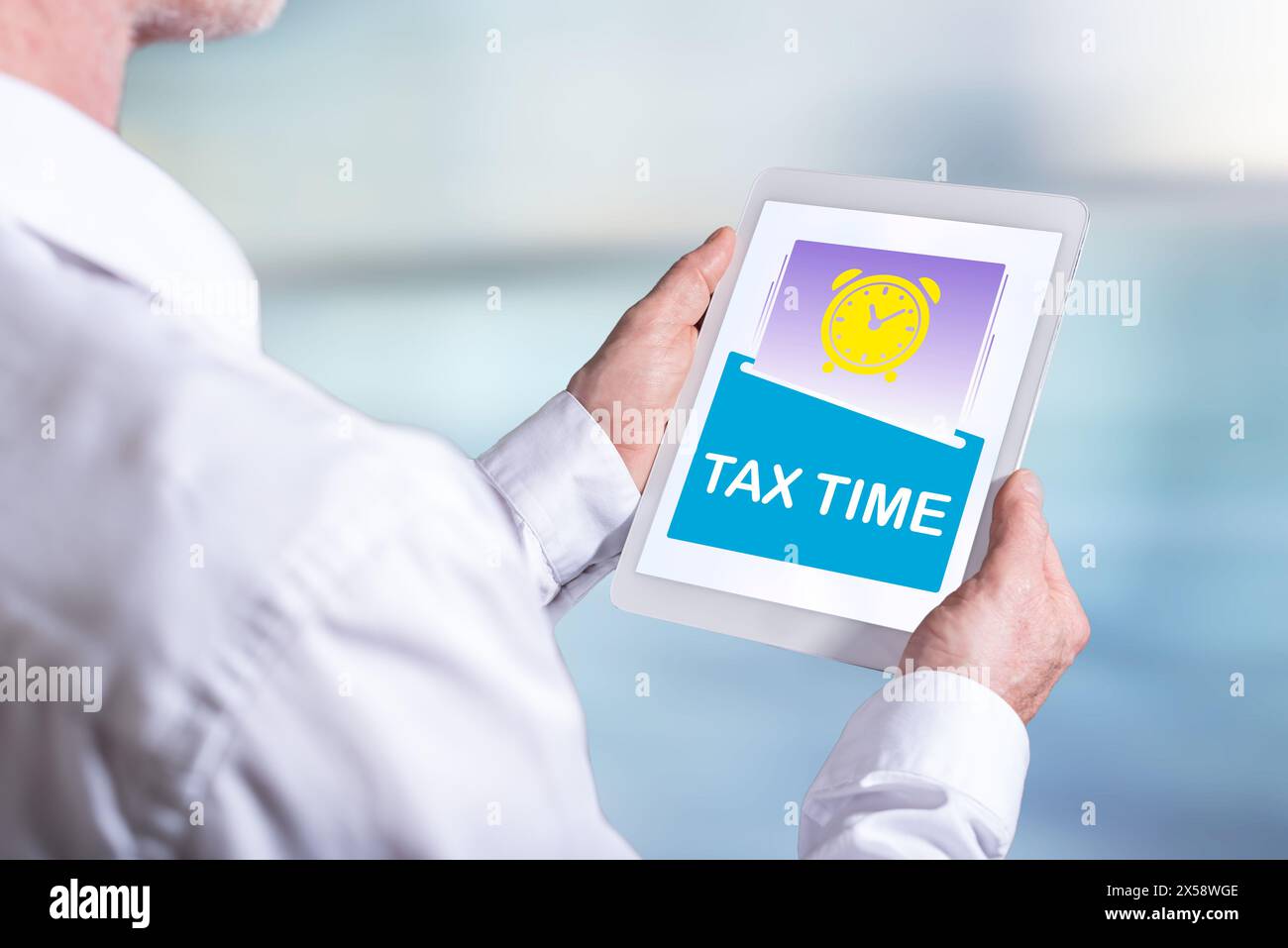 Tablet screen displaying time hi-res stock photography and images - Alamy