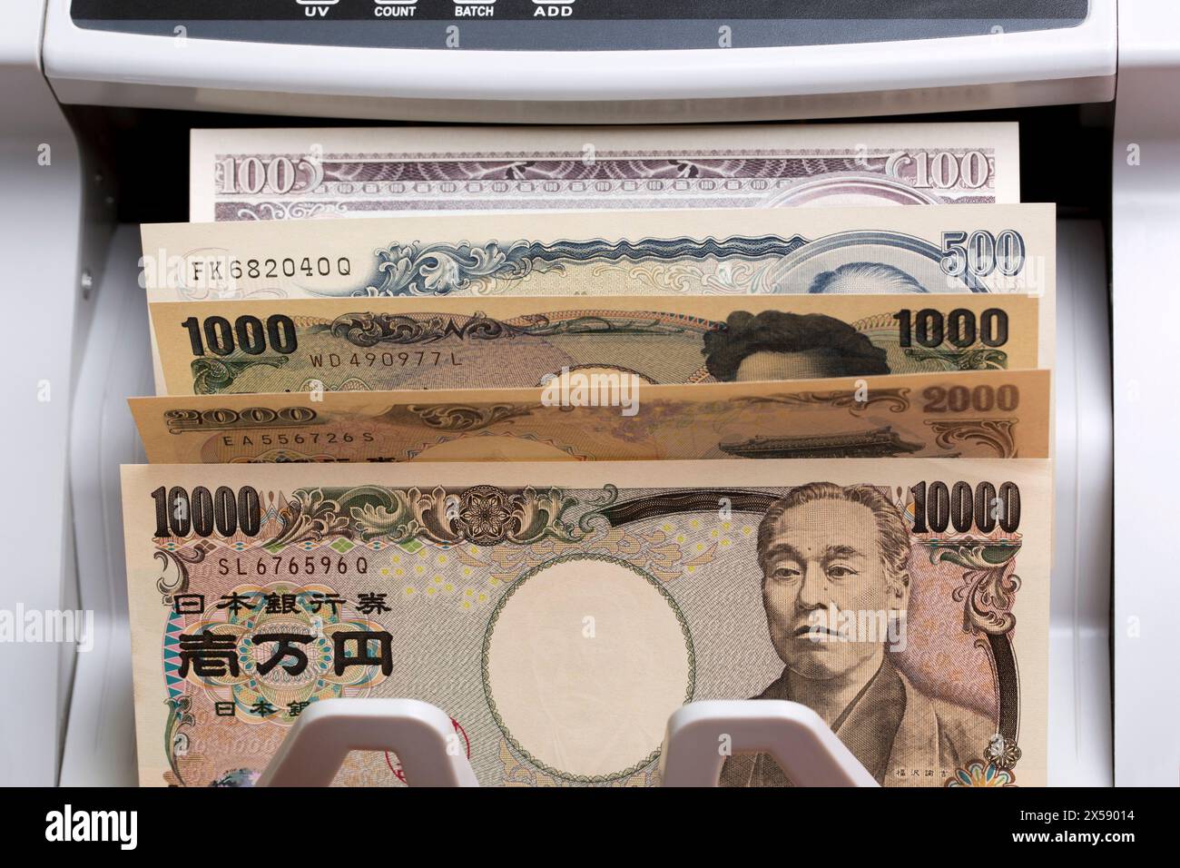 Japanese money - yen in a counting machine Stock Photo - Alamy